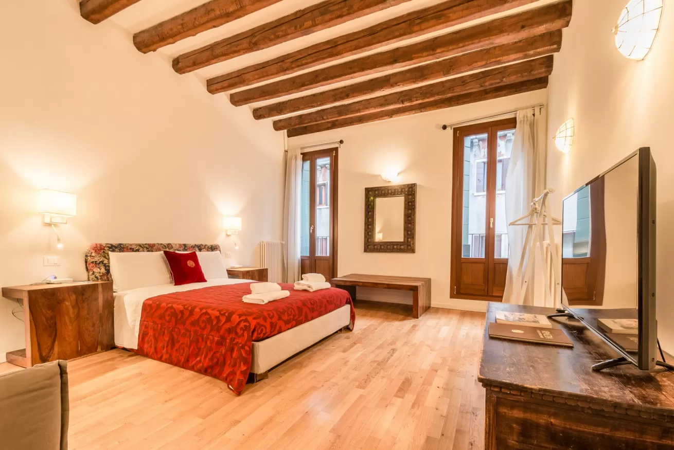 Palazzo DaPonte - Private Balcony Romantic View! - Lion Host