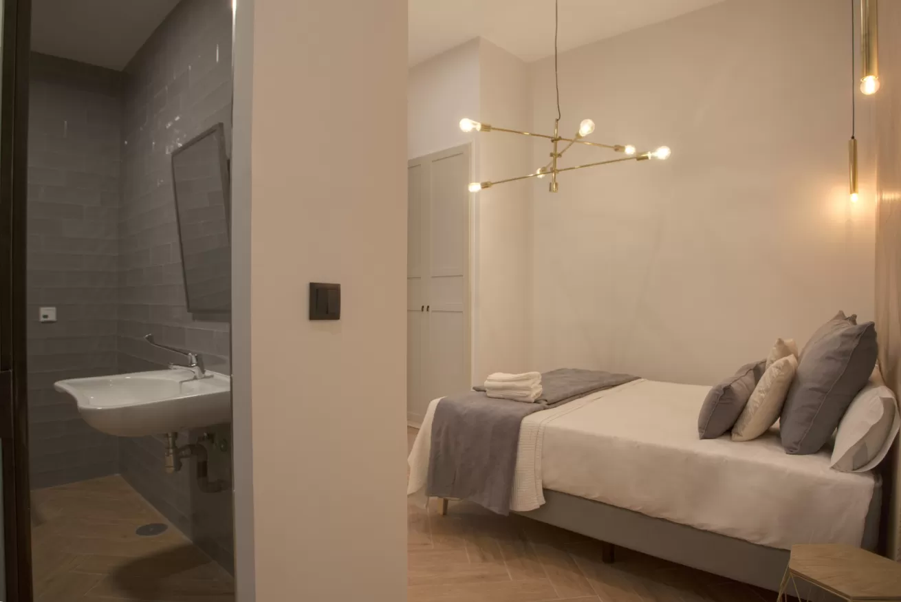 Suites You Soho room with reduced mobility - Suites You